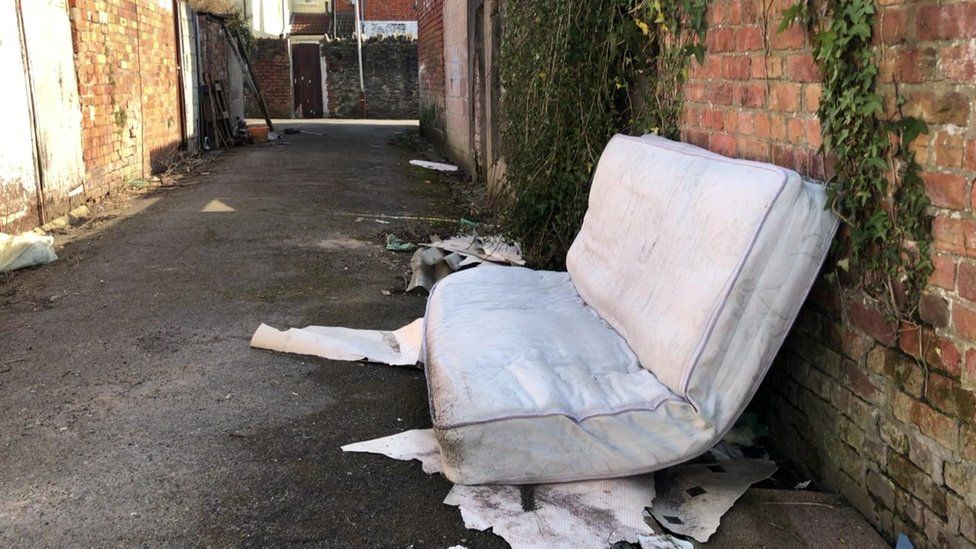 Covid: Tipio sbwriel yn fwy o gur pen i'r cynghorau sir - BBC Cymru Fyw