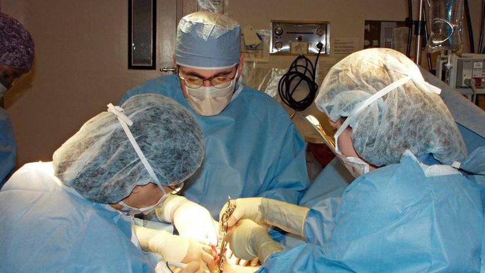 'Thousands' hit by late-cancelled operations - BBC News