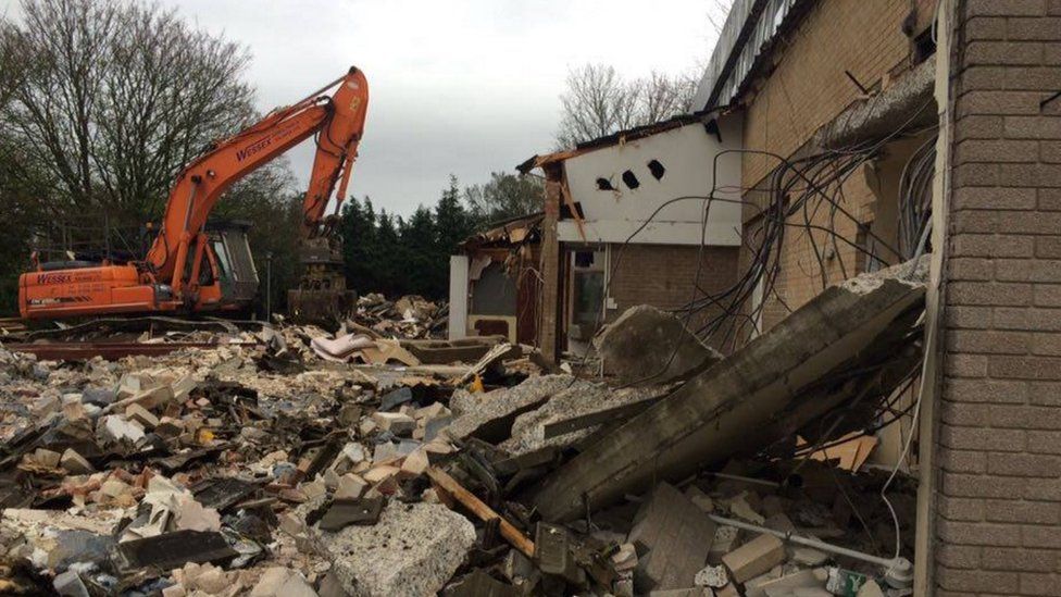 New Sherborne hotel plans agreed for Tesco row site - BBC News