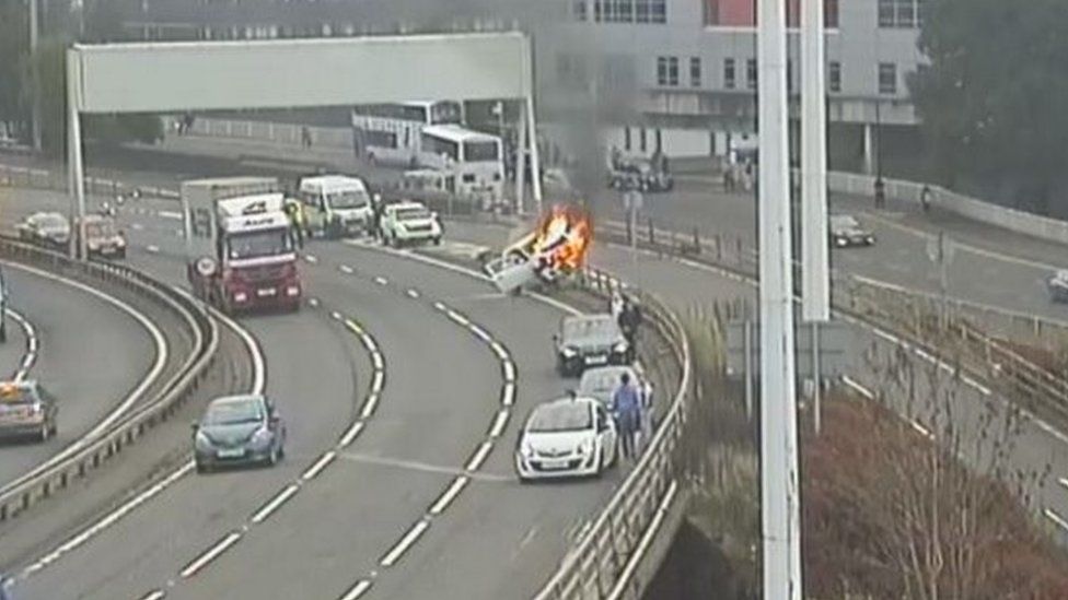 Car fire closes westbound M8 in Glasgow - BBC News