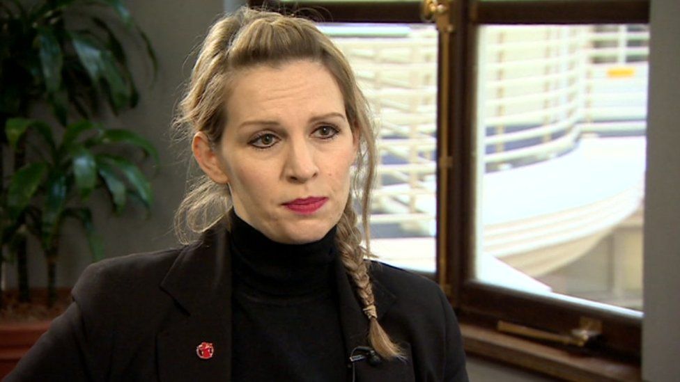 Universal Credit: Benefits adviser in childcare legal bid - BBC News