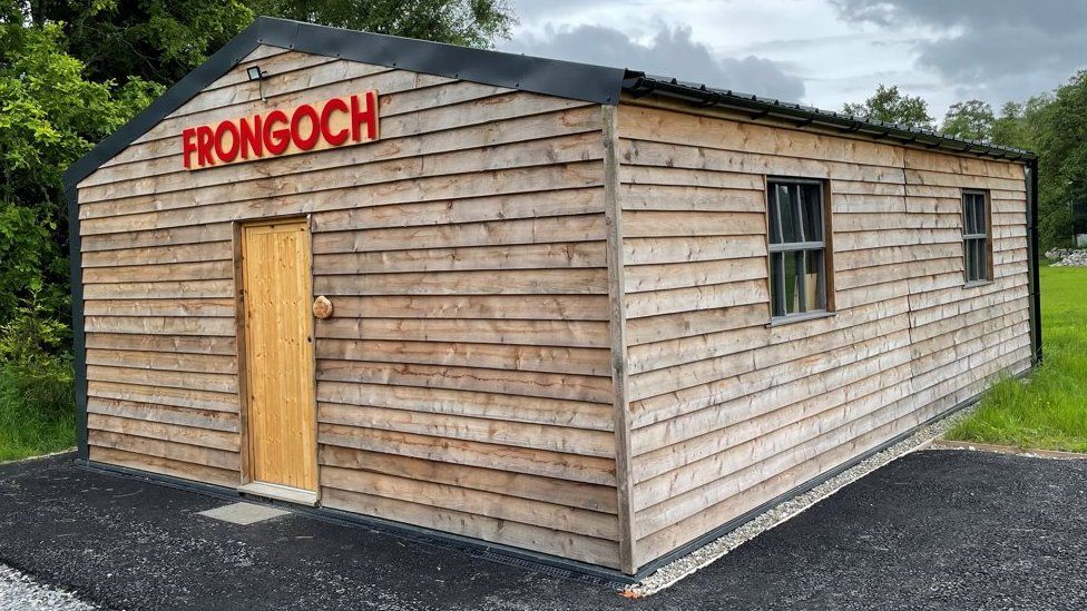 Cofeb yn Fron-goch i gofio'r 'Croke Park Cymreig' - BBC Cymru Fyw