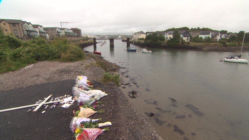 Hooe Lake deaths: Memorial for car estuary plunge pair - BBC News