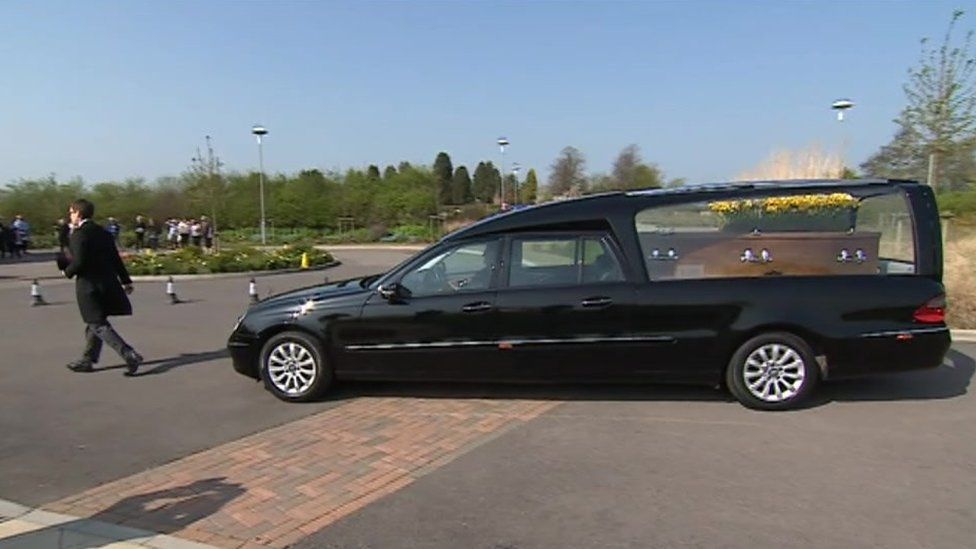 Heartbeat actor Bill Maynard's funeral held - BBC News