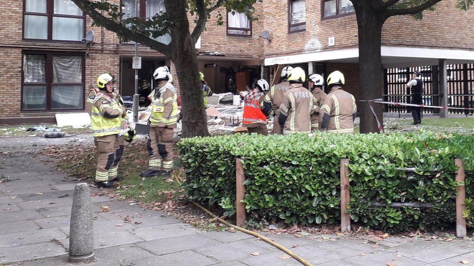 Five hurt as gas explosion rips apart Earlsfield flat - BBC News