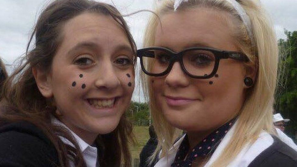 Lyndhurst crash: Driver jailed for friends' deaths - BBC News