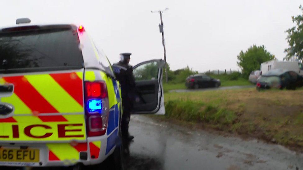 Several hundred remain at illegal rave site in Cornwall - BBC News