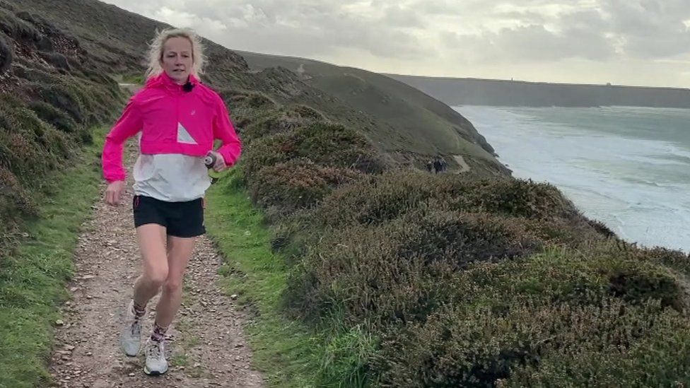 Ultra-marathon runner Julia Davis runs Kullamannen, Sweden - BBC News