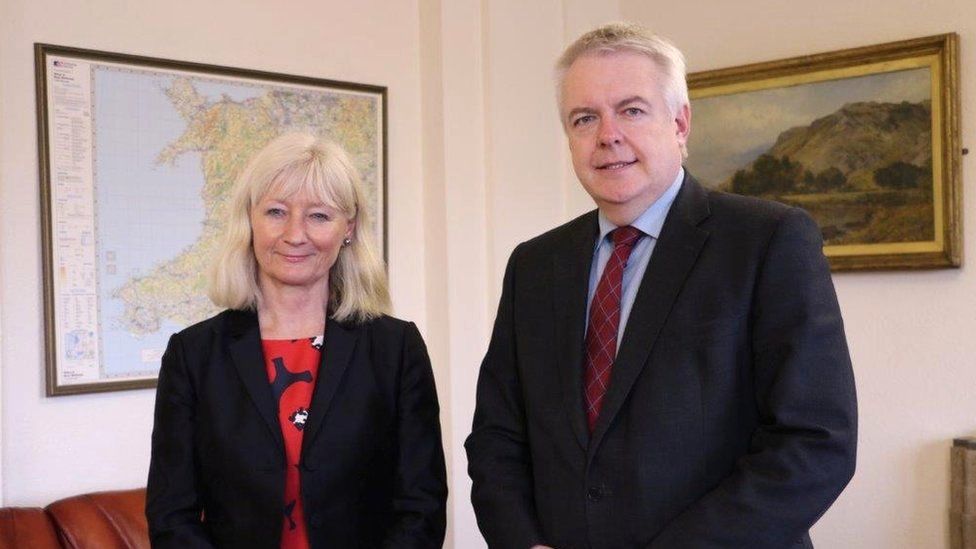 Civil servants' awareness of devolution 'frustrating' - BBC News