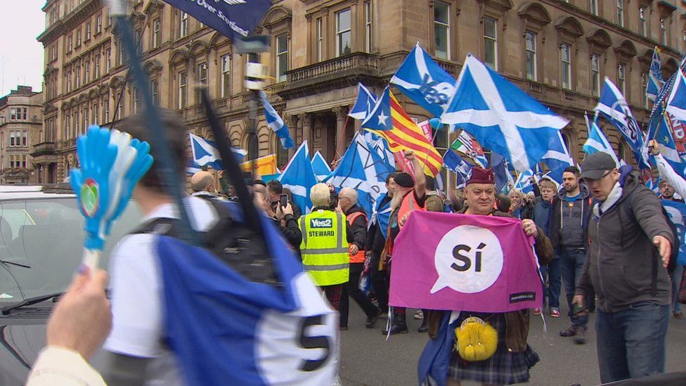 Pro-independence rally held in Glasgow's George Square - BBC News