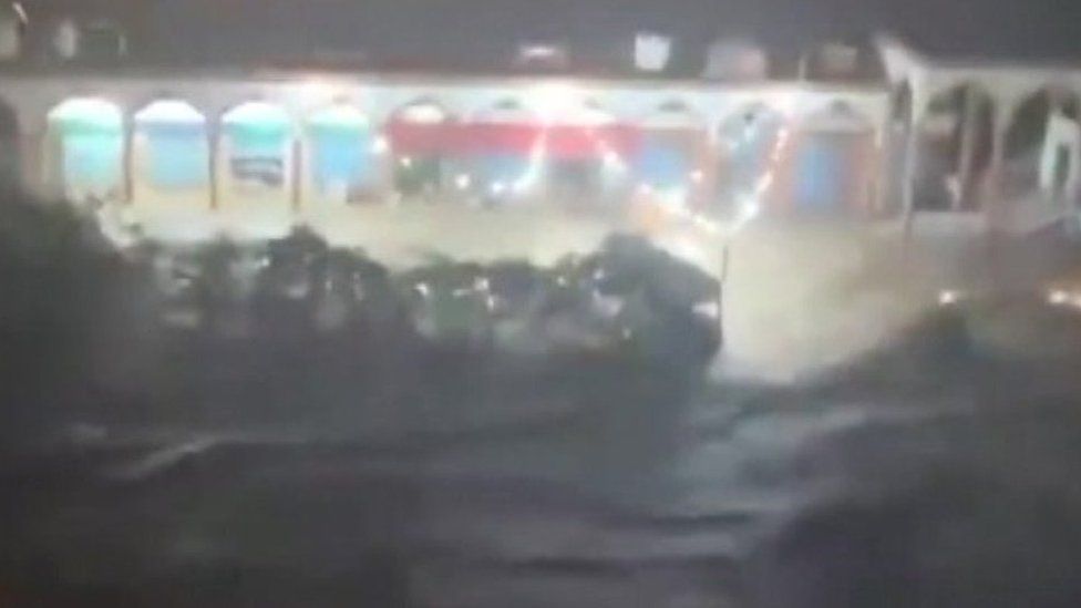 Derna: Flood-hit Libyan city living through 'doomsday' - BBC News