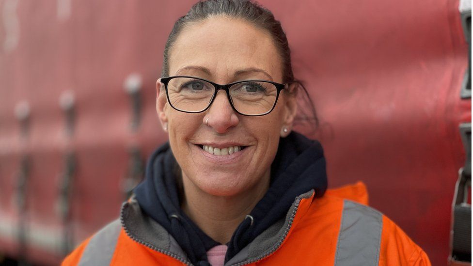 Somerset lorry firm boosts wages 28% to attract drivers - BBC News