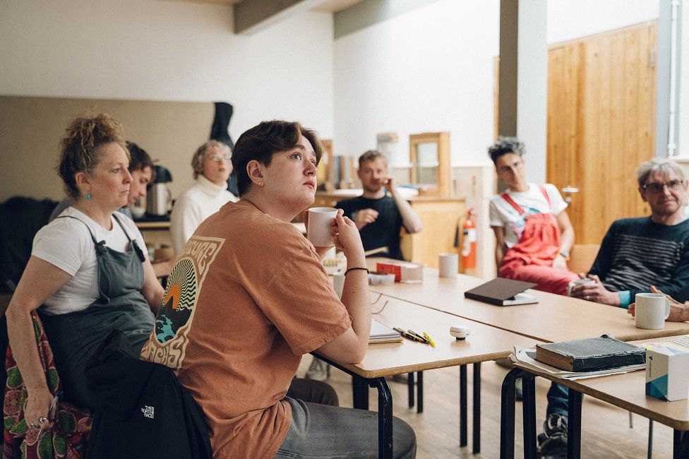 Pum munud gyda'r ysgrifennwr trawsryweddol Leo Drayton - BBC Cymru Fyw