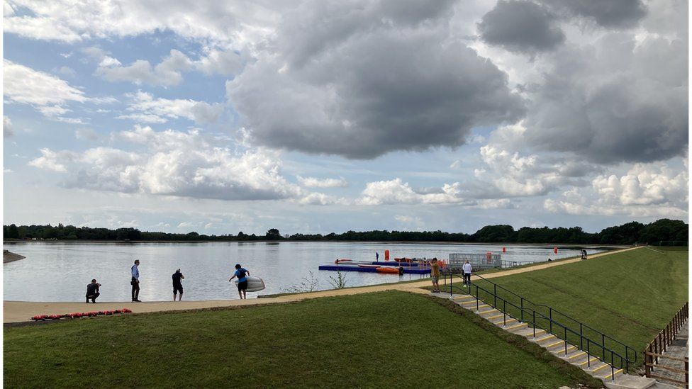 Paraseit yn gohirio ailagor cronfa ddŵr i nofwyr - BBC Cymru Fyw