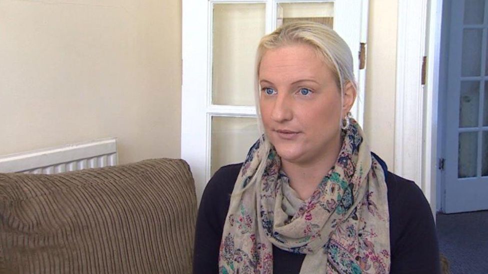 Dioddefwraig camdriniaeth am ddiogelu plant eraill - BBC Cymru Fyw