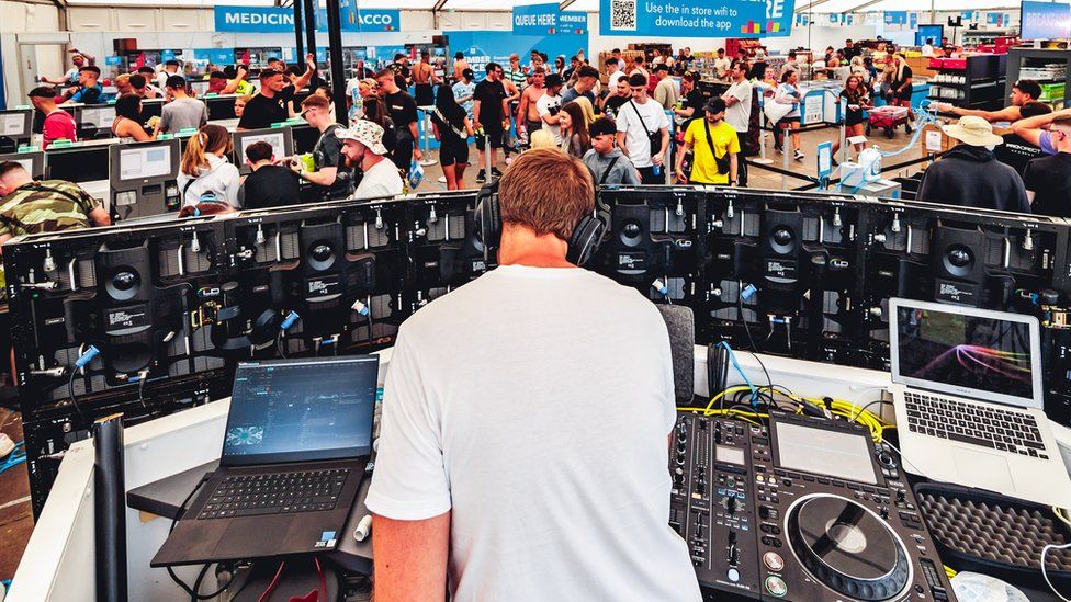 Creamfields North: Thousands enjoy big tunes and dance moves - BBC News