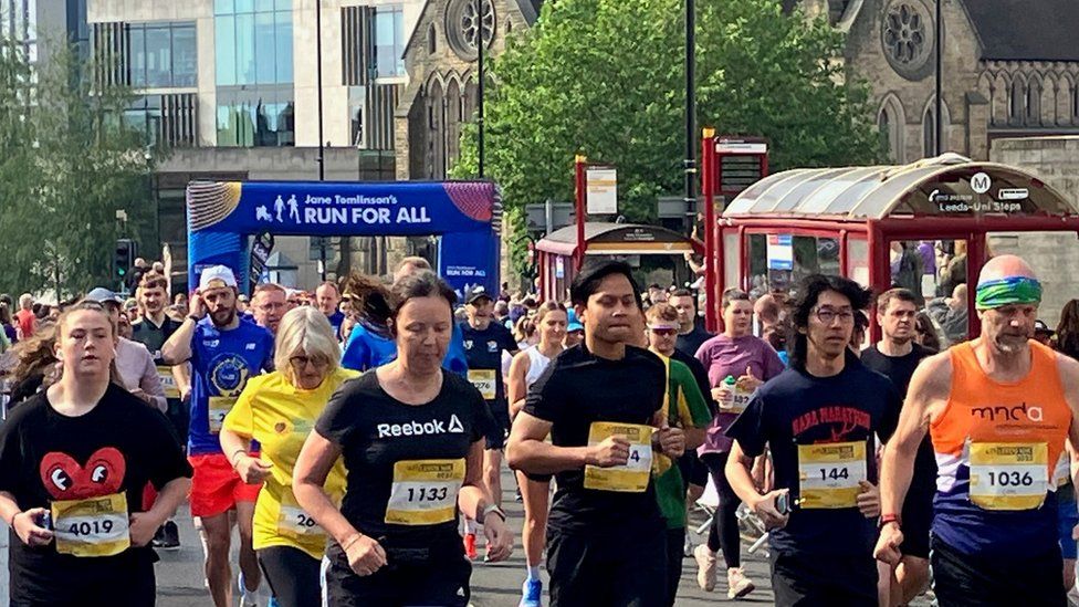 Rob Burrow's children join him at Father's Day run - BBC News
