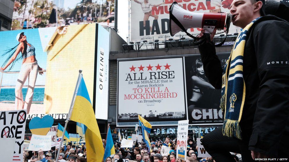 Ukraine: Protests continue as people call for end to war - BBC Newsround