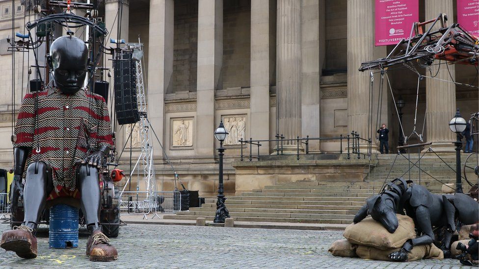 Liverpool Giants: Huge crowds turn out in city centre and Wirral - BBC News