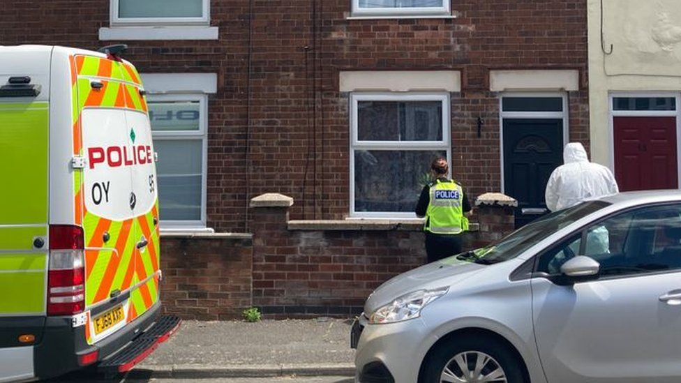 Sarah Henshaw: Body found in search for missing woman - BBC News