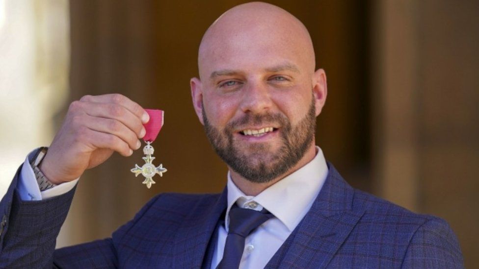 Middlesbrough trainer walks 250 miles to receive MBE - BBC News