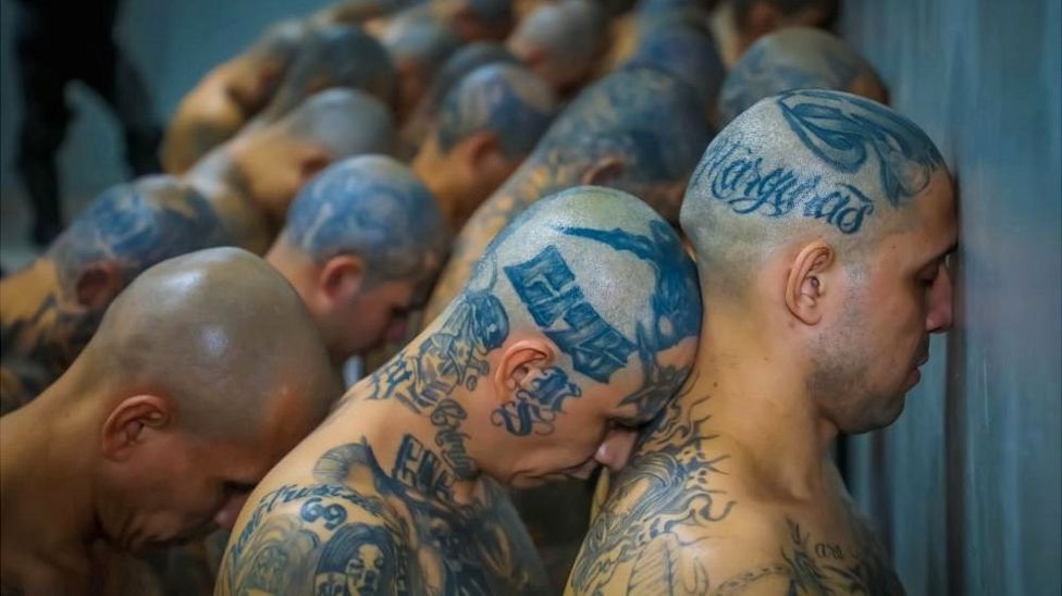 El Salvador: Entire region 'under siege' to hem in gangs - BBC News