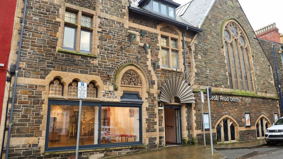 Diwedd cyfnod a newid mawr i gwmni theatr Arad Goch - BBC Cymru Fyw