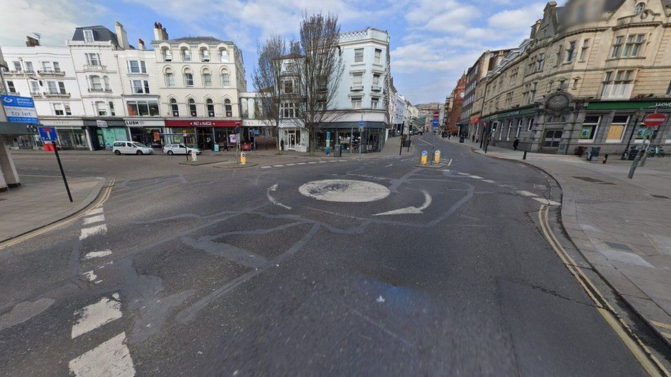Pedestrian killed after Brighton city centre taxi crash - BBC News