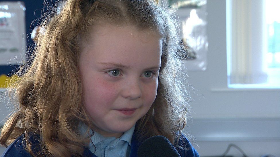 School cuts: Pupils getting helping hand from retired volunteers - BBC News