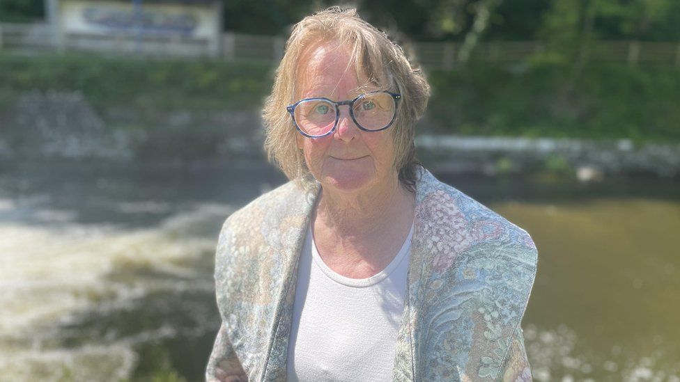 Galw am arwyddion ger rhan o afon sy'n 'beiriant boddi' - BBC Cymru Fyw