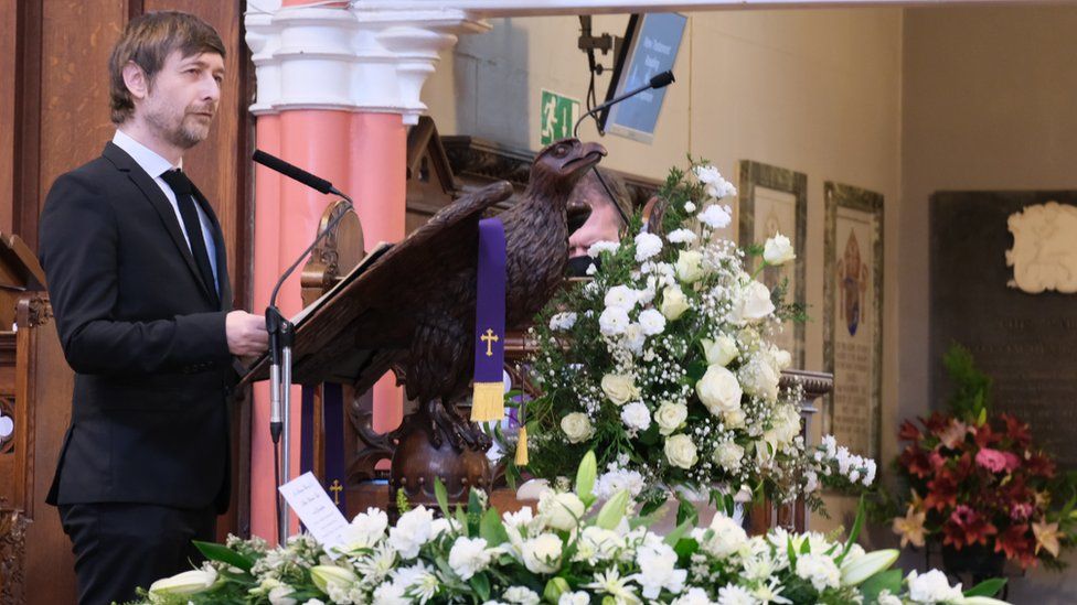 Brian Hannon: Funeral of former bishop held in Enniskillen - BBC News