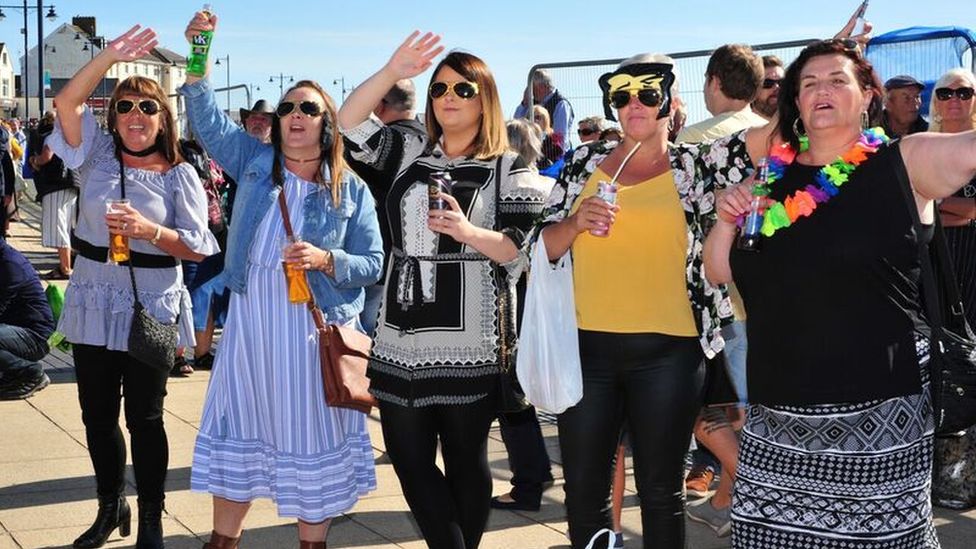 Over 35,000 at Porthcawl's 'very Welsh' Elvis festival - BBC News
