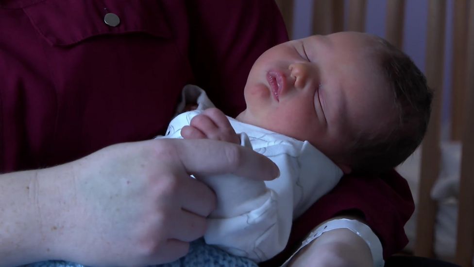 Coronavirus: Picture captures 'fear and tears' of nurses - BBC News