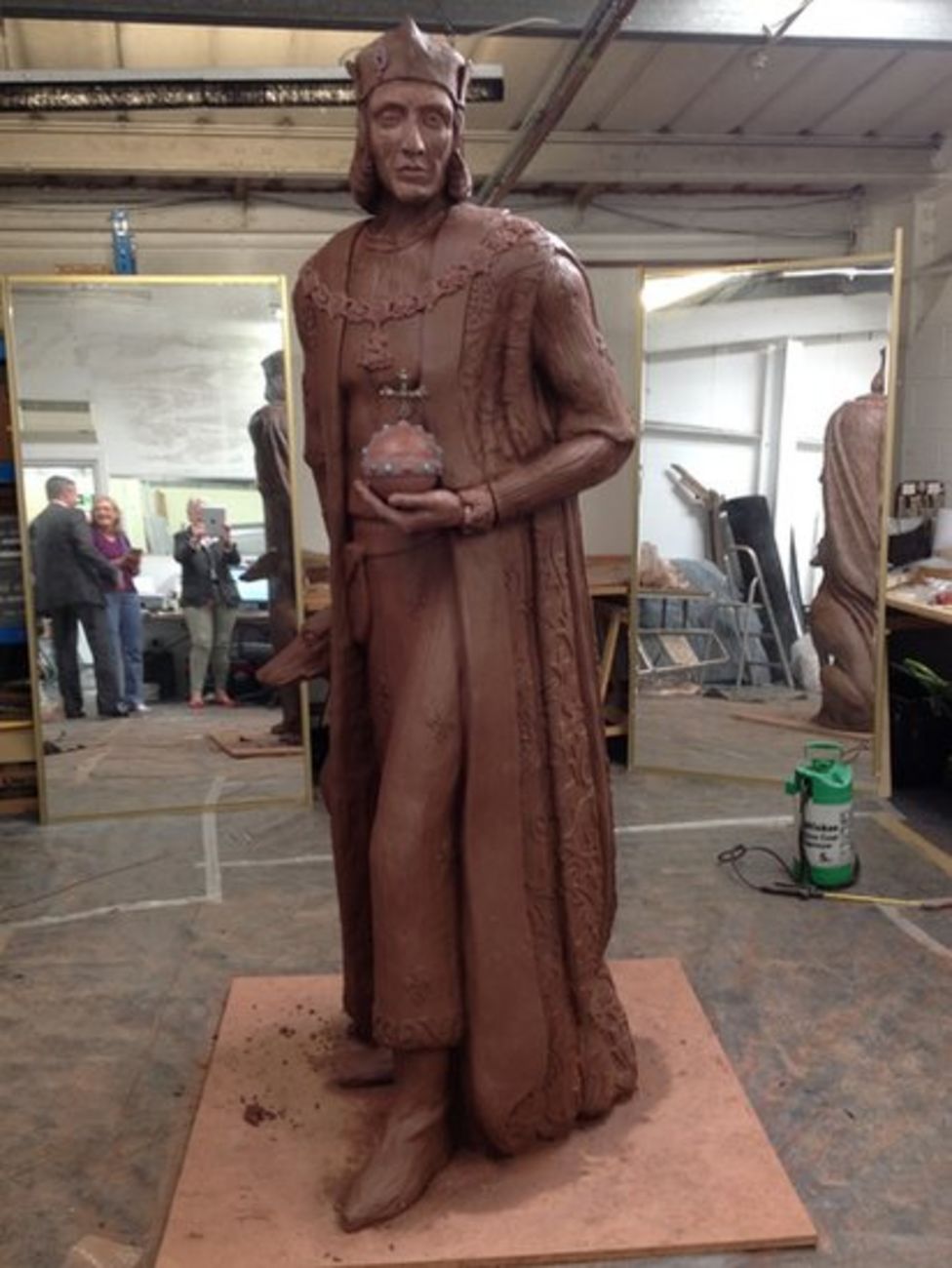 Cerflun o Harri VII ar ei ffordd i Benfro - BBC Cymru Fyw