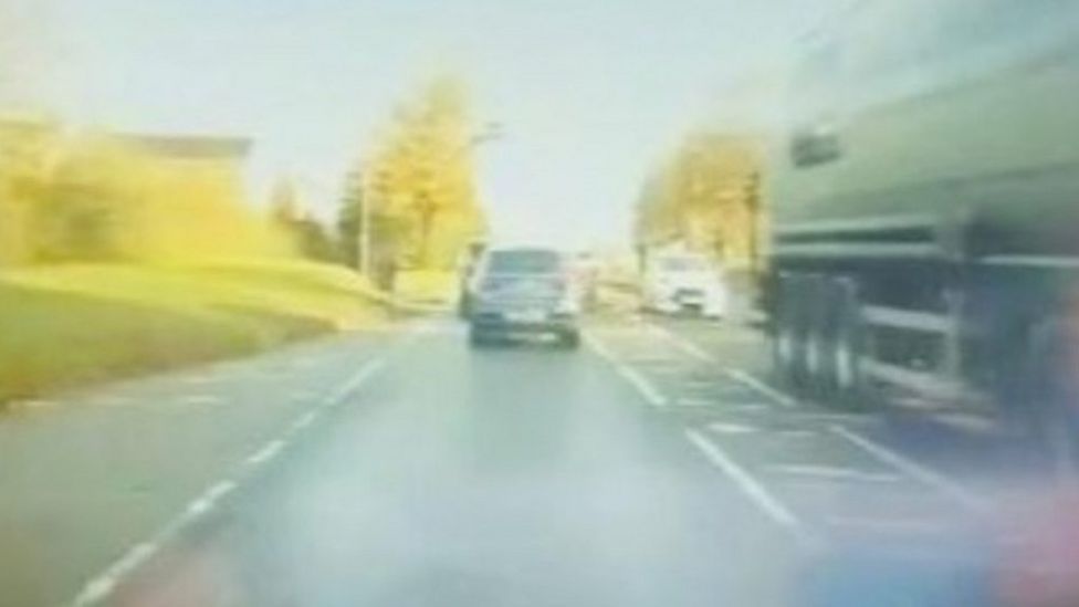 Swindon: 'Dangerous driver' arrested with four children in car - BBC News