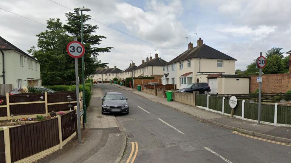 Nottingham s﻿treet stabbing leaves man in hospital - BBC News