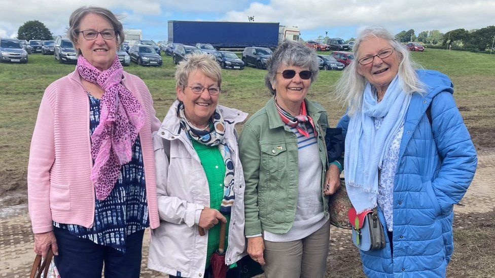 Eisteddfod 2023: Rhai'n ciwio am awr i gyrraedd y maes - BBC Cymru Fyw