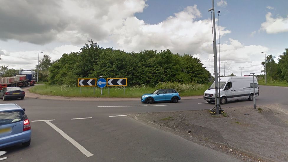 Man, 84, dies in three car crash in Lincolnshire - BBC News