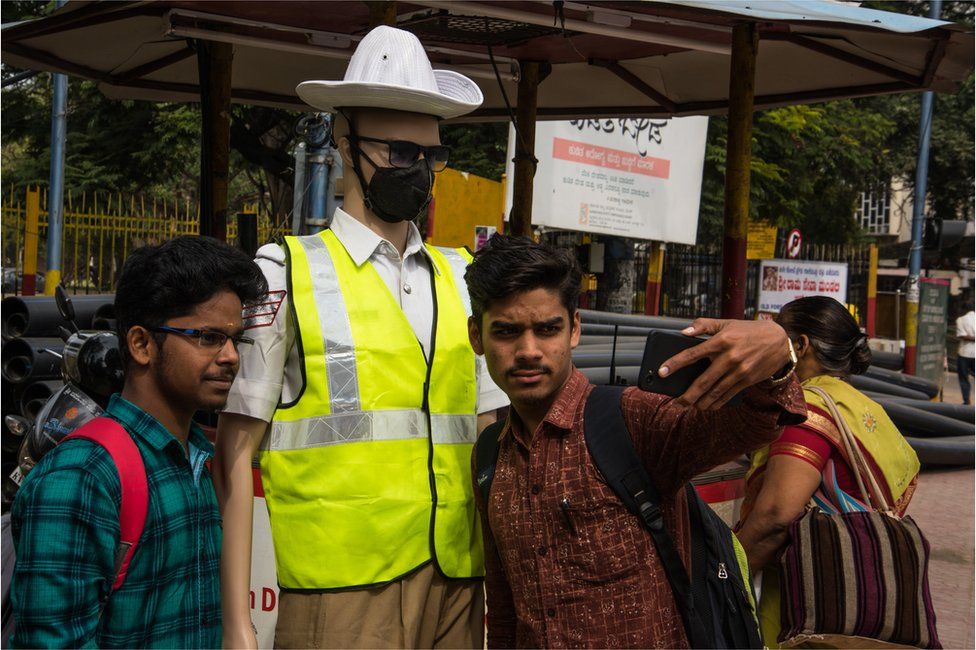 Bangalore: Dummies in police uniforms 'control' city traffic - BBC News