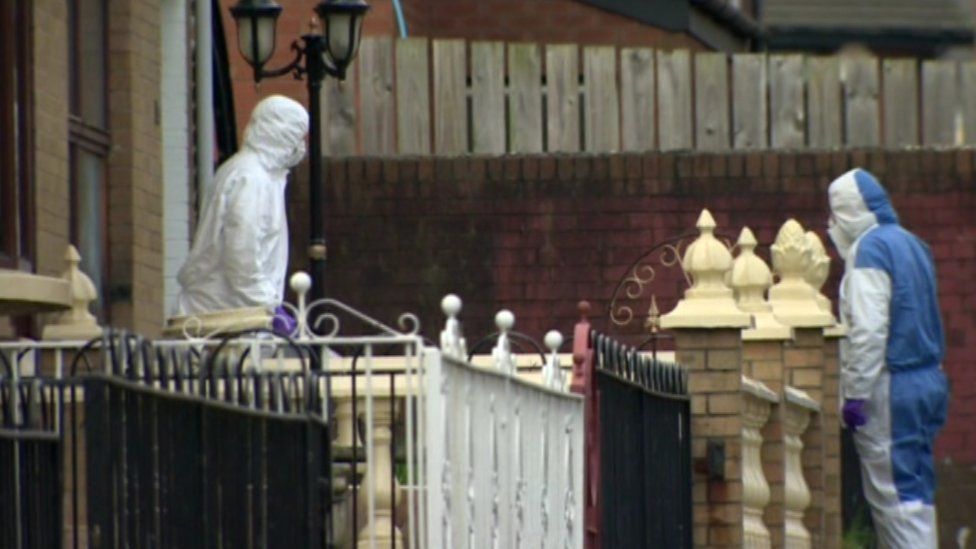 North Belfast attack: Pipe bomb explodes outside house - BBC News