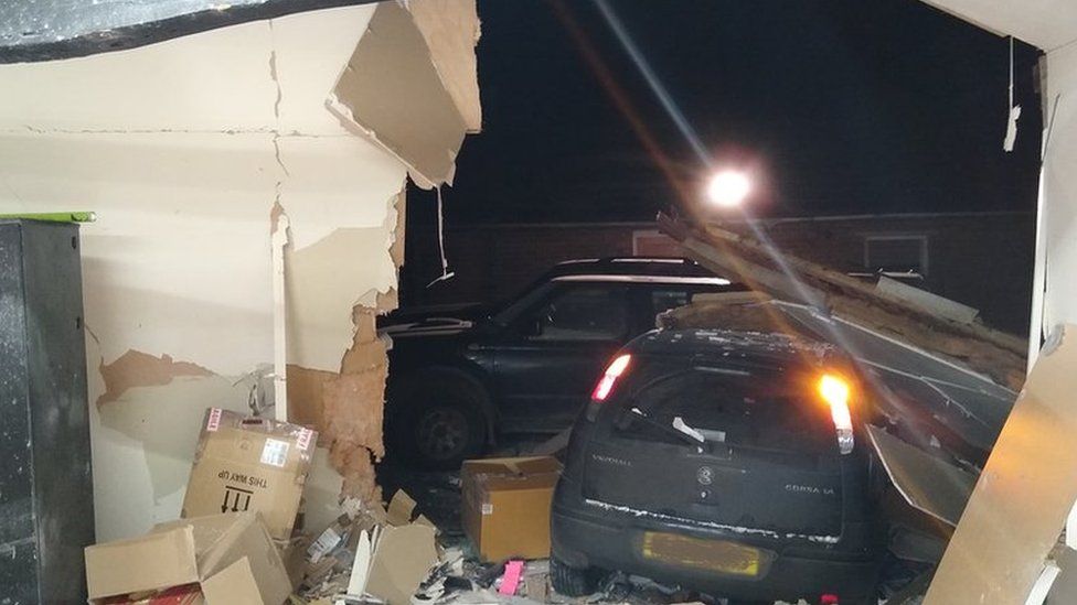 Luton front garden by roundabout crashed into twice - BBC News