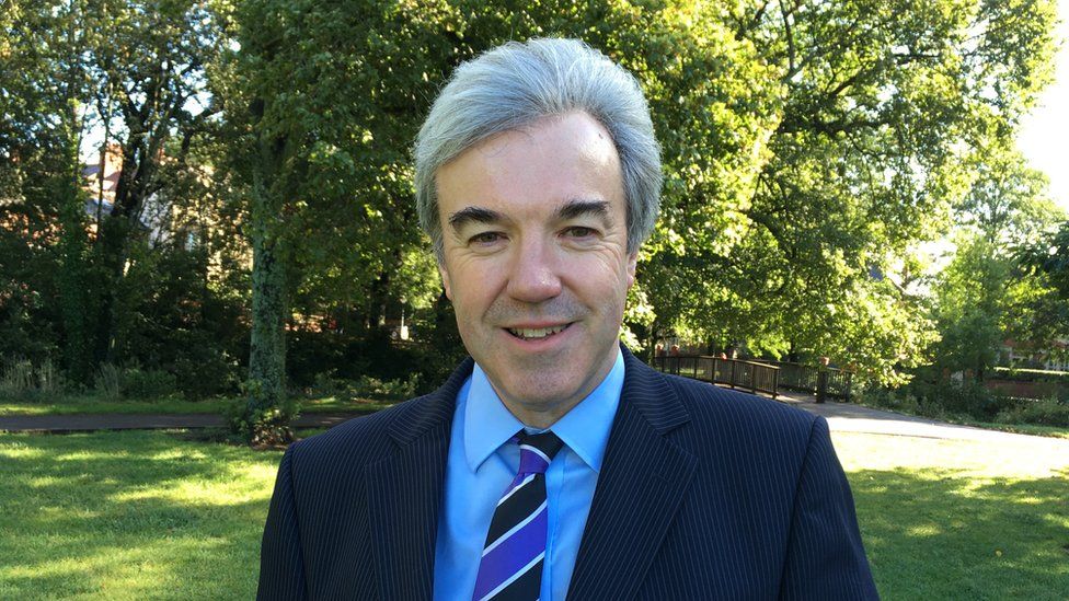 Rhieni'n bygwth camau cyfreithiol i gadw ysgol ar agor - BBC Cymru Fyw