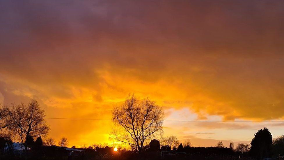Cambridgeshire sunset thrills Fen photographers - BBC News