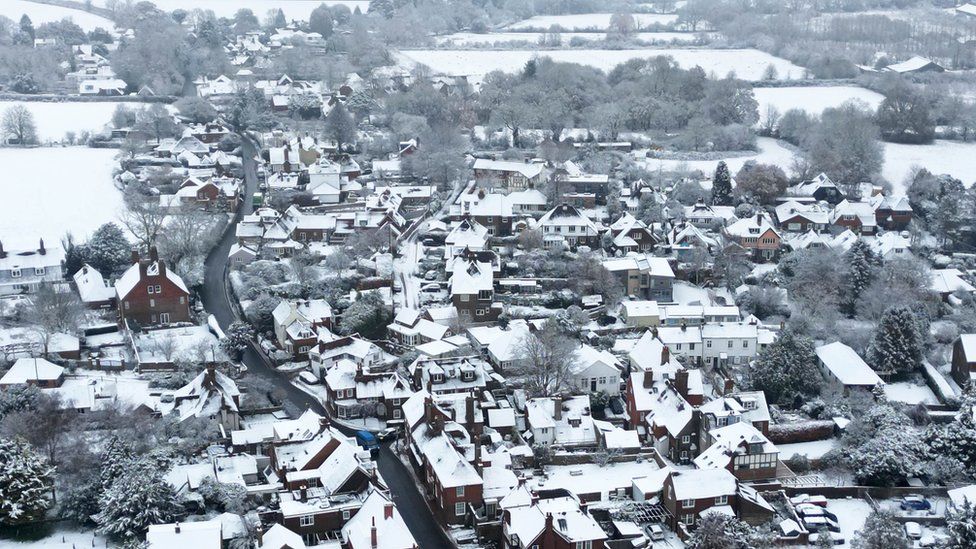 South East snow: Army cadets help cars stuck in the snow - BBC News