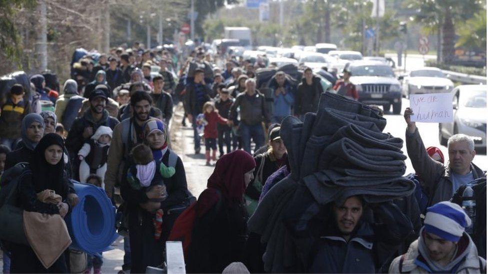 Migrant crisis: Thousands stranded in Greece as borders tighten - BBC News