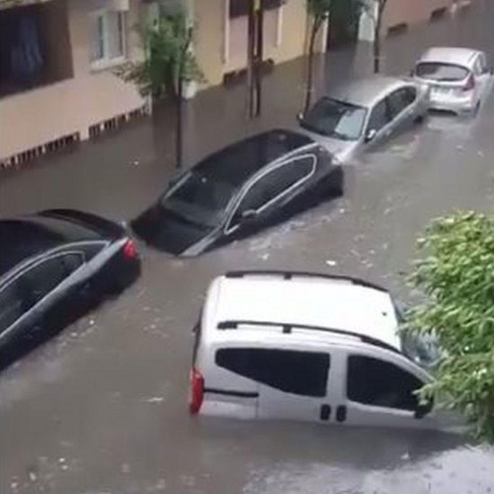 Torrential rain leaves Istanbul awash - BBC News
