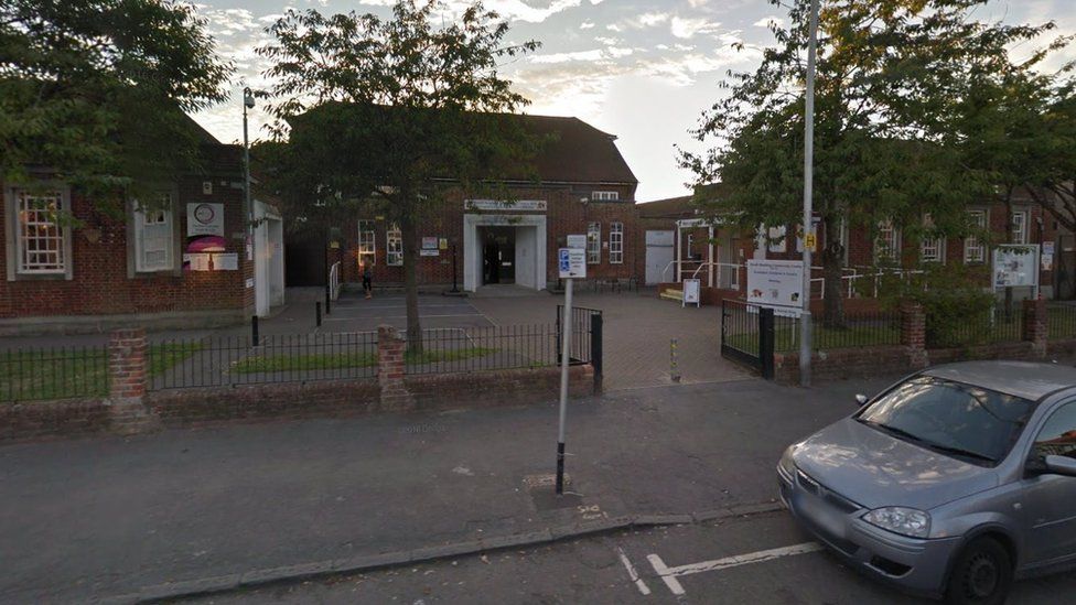 Reading children's centres recommended for closure - BBC News