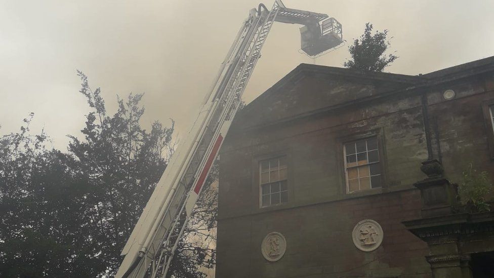 Fire at Woolton Hall in Liverpool - BBC News