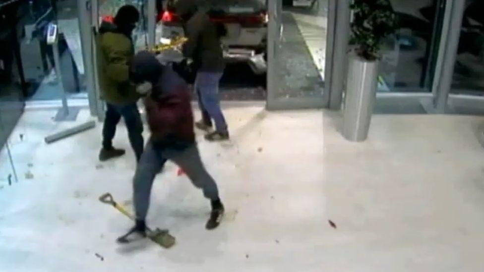 F1 Red Bull Racing robbery: Thieves jailed - BBC News