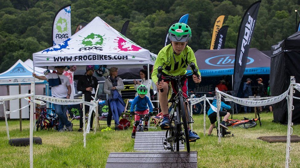 In pictures: Transcend Bike Festival at Innerleithen - BBC News